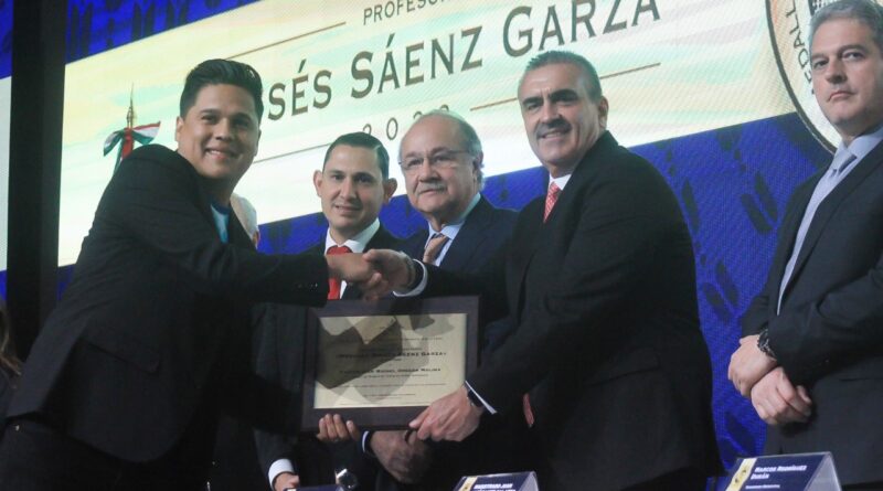 Entrega Apodaca Medalla “Profr. Moisés Sáenz Garza 2023” – Contraportada